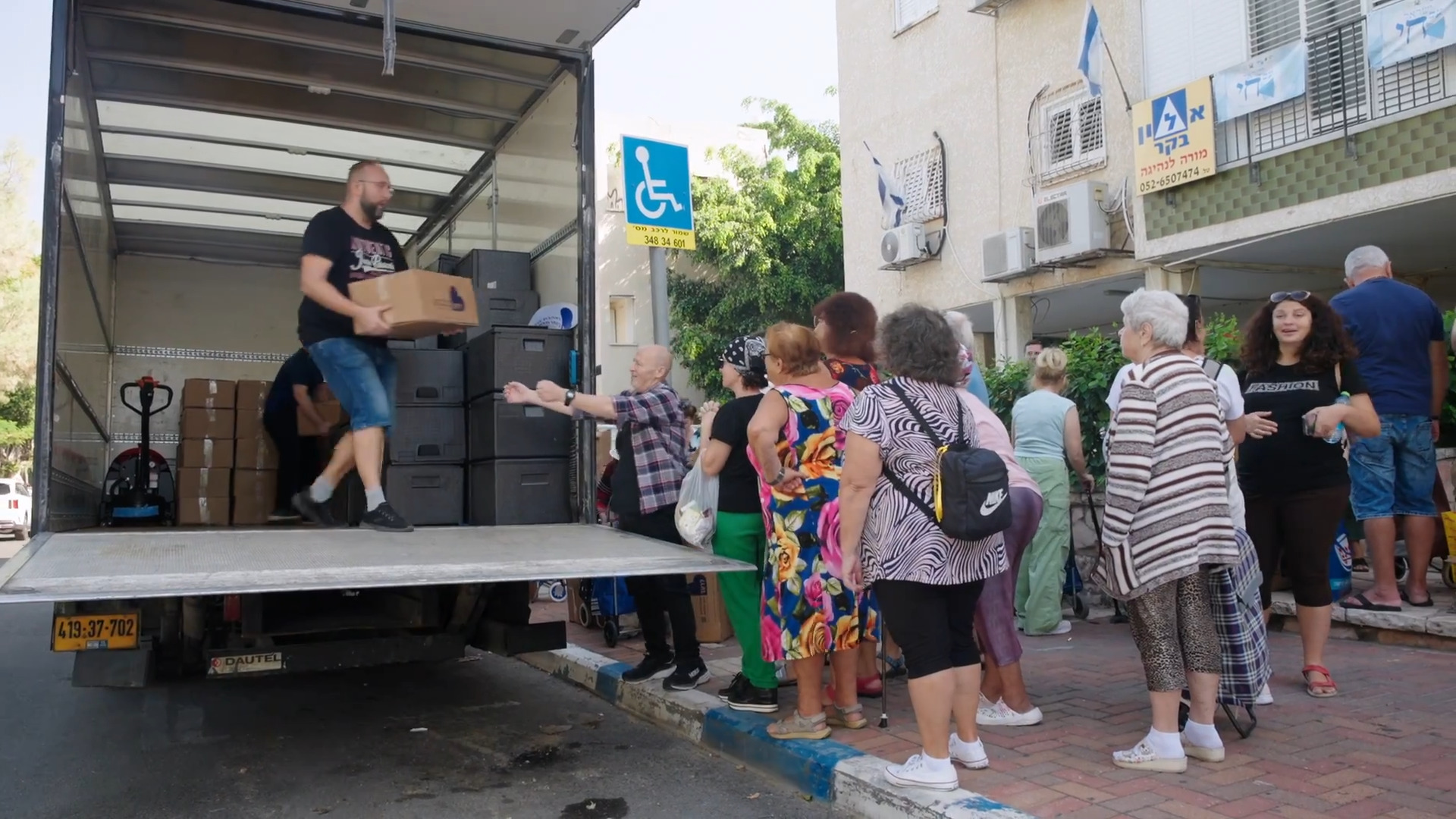 Providing Grocery Boxes to Displaced Israeli Families